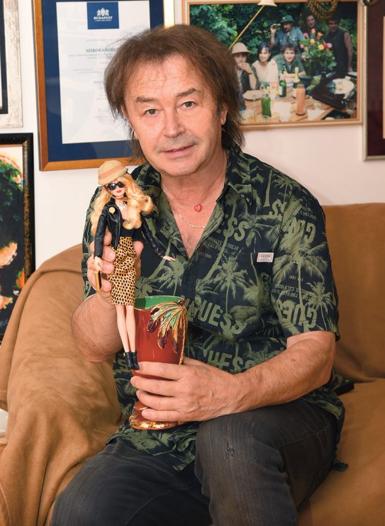 Szikora Róbert – Alig győzte visszacsempészni a kukába kidobott családi ...