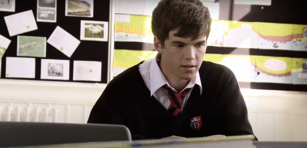 Kölyökarcú gyerekből szívtipró macsó lett a Bridgerton fiú, Luke Newton ...